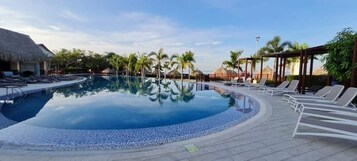 2 piscinas exteriores, da(s) 9:00 à(s) 19:00, guarda-sóis 