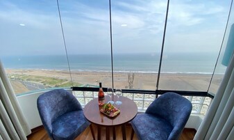 Quarto casal luxo, 1 cama Queen, vista para a praia | Edredons de pluma, cofres nos quartos, Wi-Fi de cortesia, roupa de cama