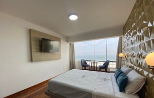 Quarto casal luxo, 1 cama Queen, vista para a praia | Edredons de pluma, cofres nos quartos, Wi-Fi de cortesia, roupa de cama