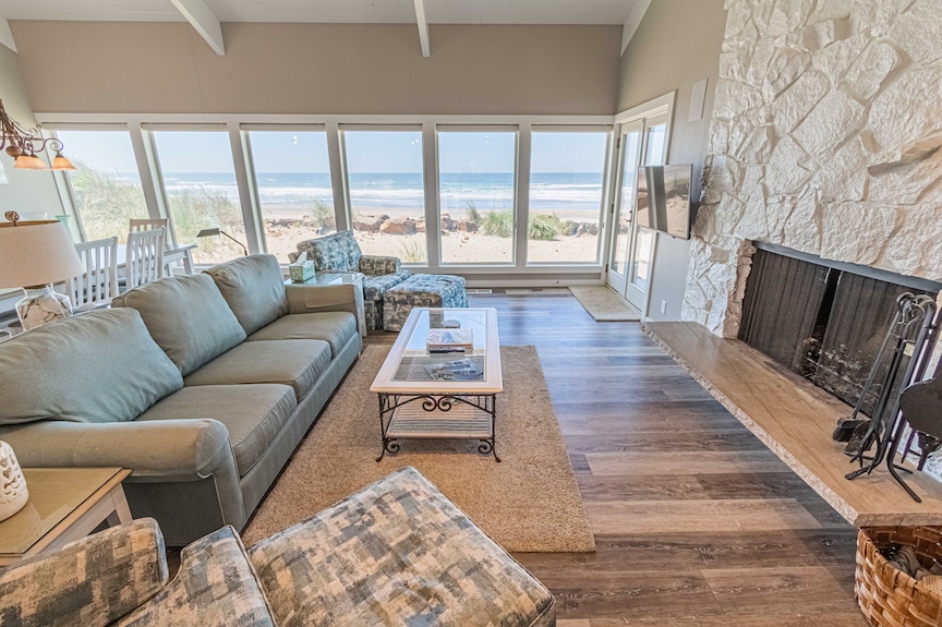 Oceanfront Home In Gated Community, Deck, Bbq, Enjoy With River And Ocean Views - Neskowin, OR