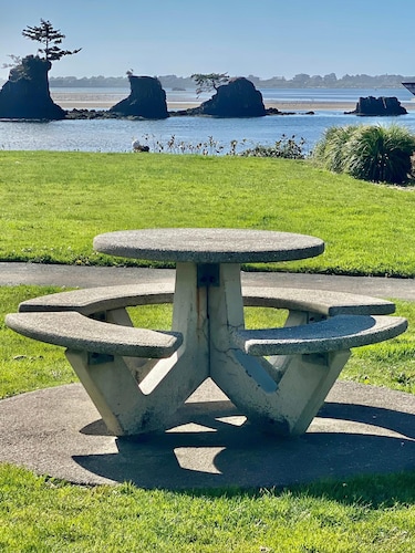 Family-friendly Bay Condo | Walk To Beach & Dining - Lincoln City, OR