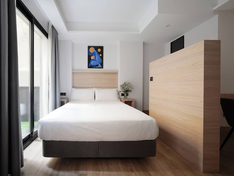 Roupa de alta qualidade, cofre no quarto, secretária