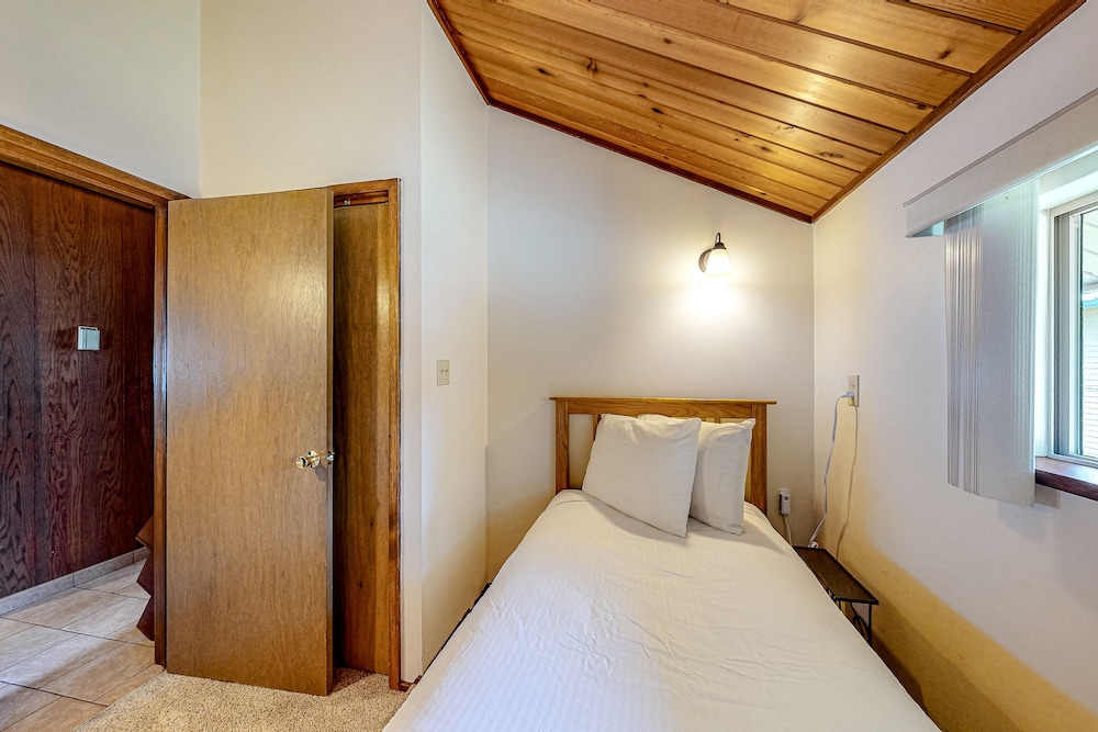 Ski-in/ski-out Getaway On Top Floor With Lake & Mountain Views, Wood Stove - コロラド州