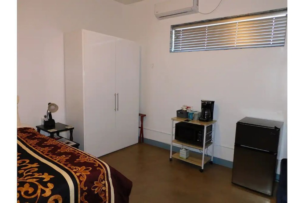 Carmen's Marfa Boutique Hotel/elsie King Bedroom En-suite - Marfa, TX