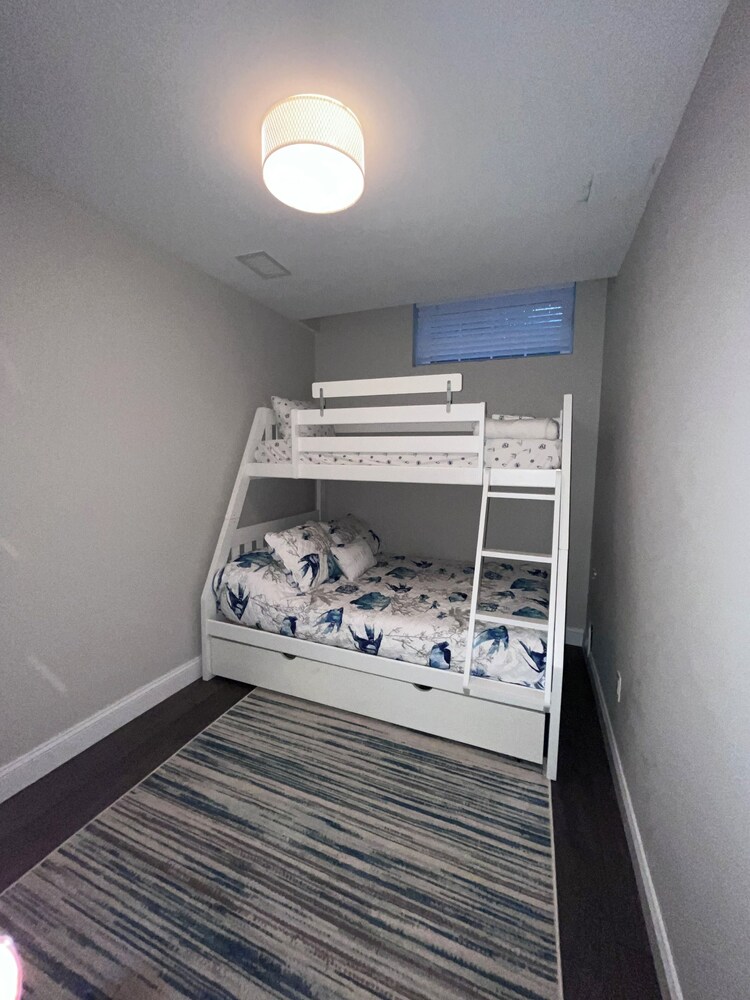 Perfect East Hampton Retreat, 4br/4ba on 3 Levels; Pool, Gym, Workspace ...