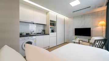 Studio Single | Cozinha privada | Um frigorífico/congelador grande, um micro-ondas, uma cafeteira/bule
