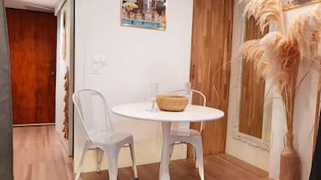 Suíte romântica, 1 cama King, banheira de imersão | 1 quarto, roupas de cama premium