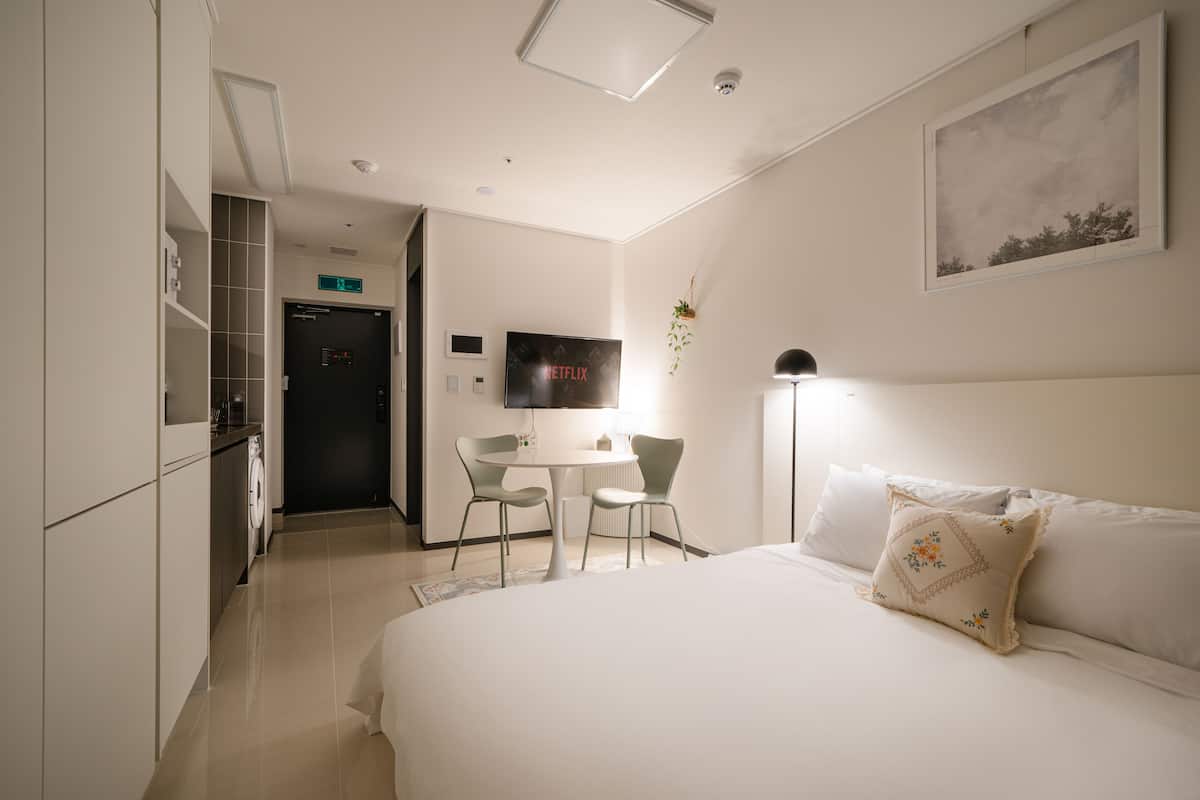 Camas com colchões de espuma com sistema de memória, cortinas blackout