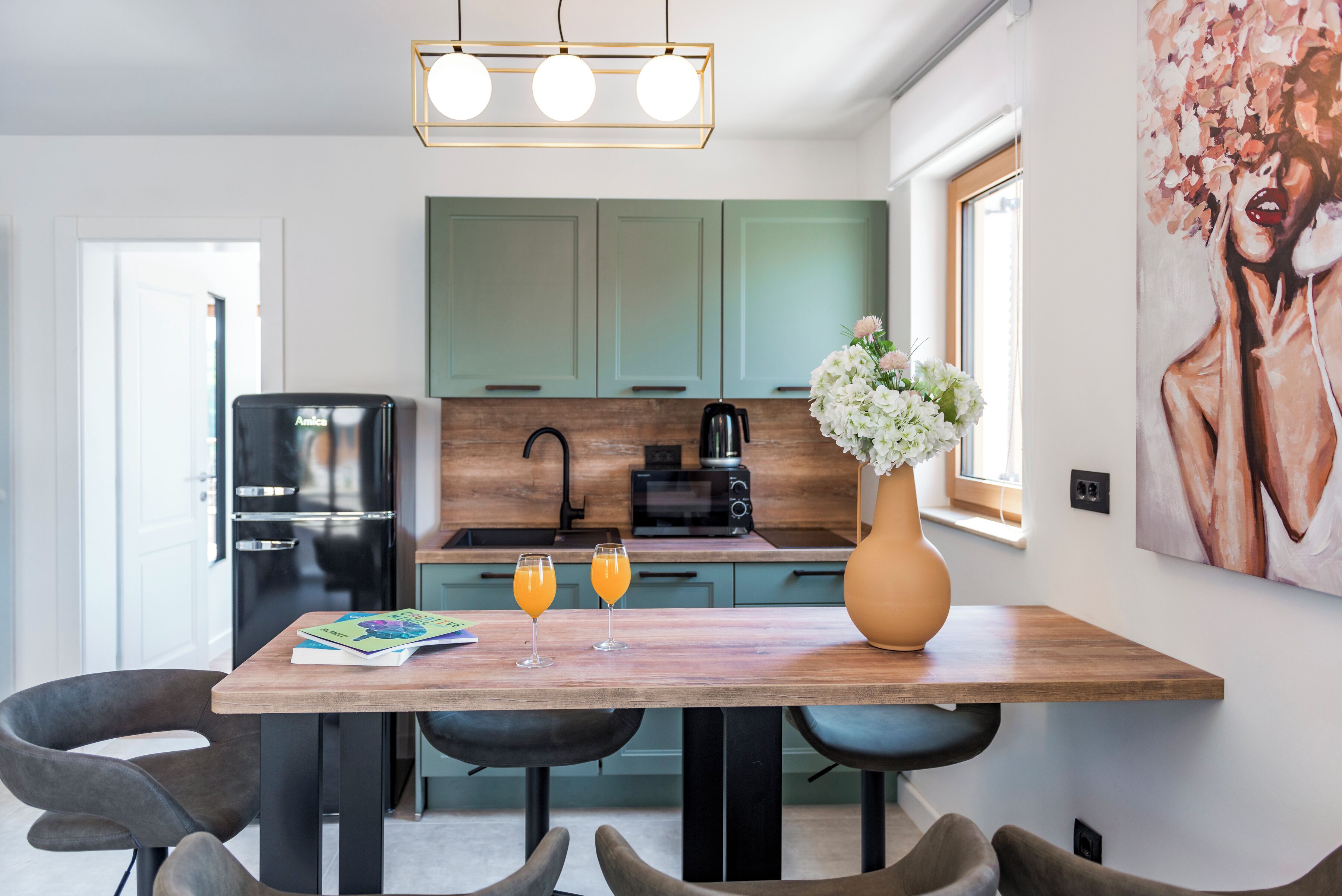 Apartamento Familiar, 3 quartos, vista para o mar | Cozinha privada | Um frigorífico, um micro-ondas, uma placa de cozinha 