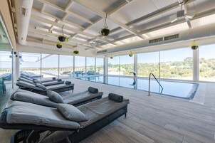 Piscina interior, piscina exterior, espreguiçadeiras