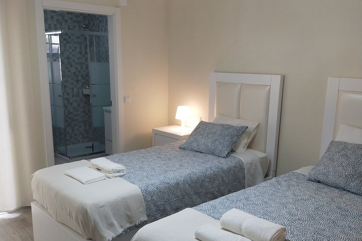 Quarto Design | 1 quarto, cofre no quarto, com decoração personalizada