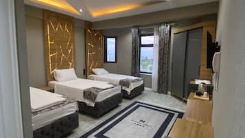 Quarto Triplo Elite | Com decoração personalizada, com mobília individualizada, secretária