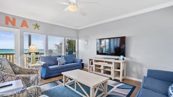 Apartamento em Condomínio Fechado, 3 quartos, vista para o mar, em frente à praia | Sala de estar | Televisor LCD de 50 polegadas com canais por cabo, televisor