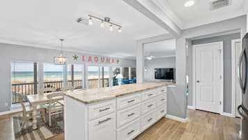 Apartamento em Condomínio Fechado, 3 quartos, vista para o mar, em frente à praia | Cozinha privada | Um frigorífico/congelador grande, um micro-ondas, um forno