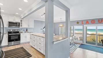 Apartamento em Condomínio Fechado, 3 quartos, vista para o mar, em frente à praia | Cozinha privada | Um frigorífico/congelador grande, um micro-ondas, um forno