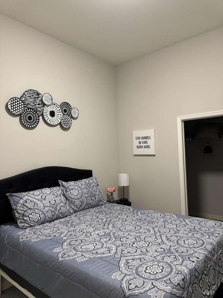 Beautiful Condo Downtown Cleveland With Free Parking - Cleveland, OH