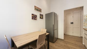 Apartamento Comfort | Cozinha privada | Um frigorífico, um forno, uma máquina de lavar louça