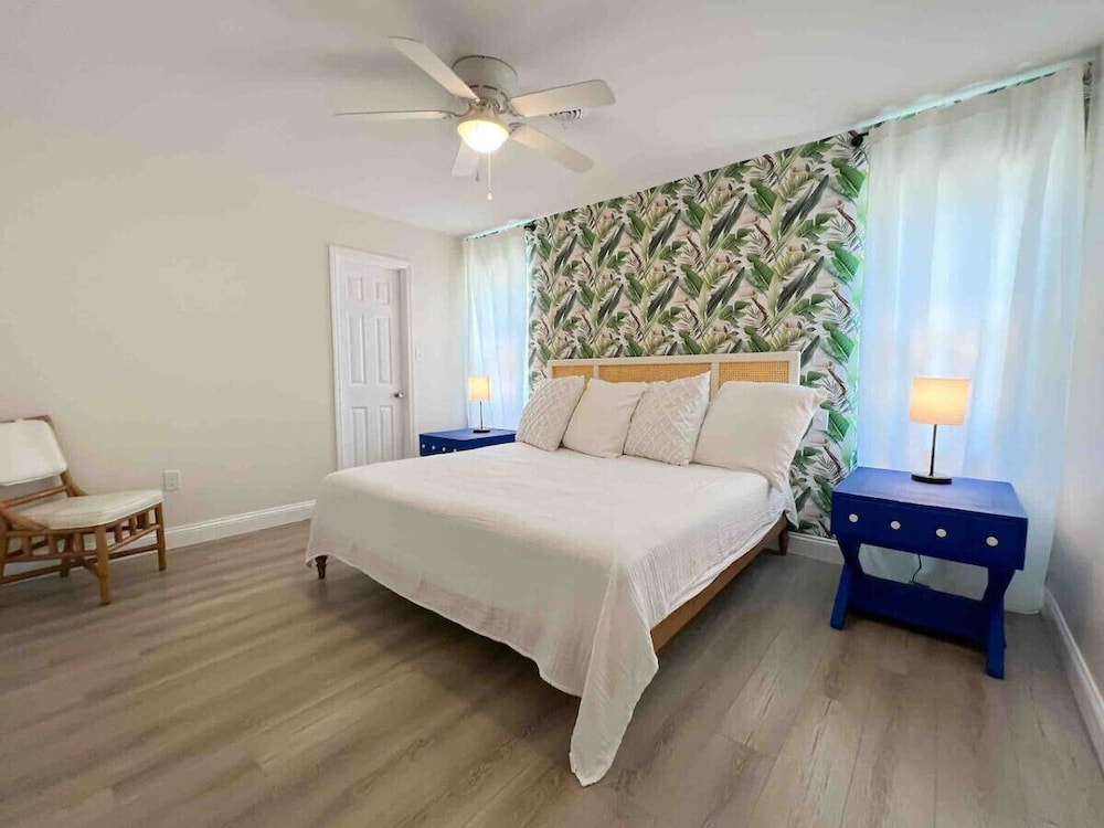 Stylish Ranch Near Middleton Park & Dog Friendly! - Oak Island, NC