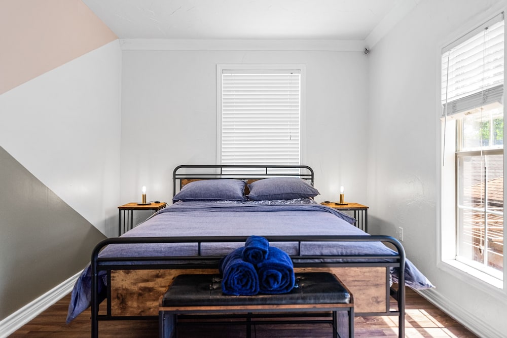 Pet Friendly, Private Backyard With Pool And Hot Tub Close To All Attractions - Dallas