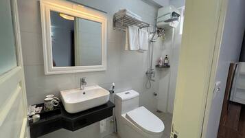 Quarto Deluxe | Casa de banho | Um chuveiro fixo, produtos de higiene exclusivos, um secador de cabelo