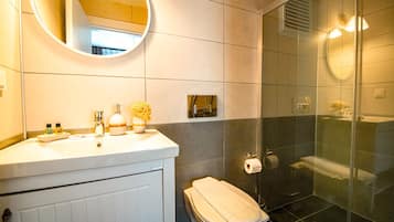 Quarto Standard | Casa de banho | Um polibã, um chuveiro fixo, artigos de higiene pessoal grátis