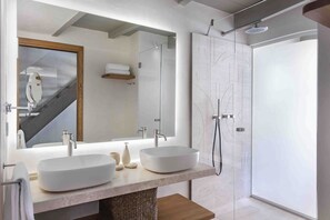 Suite-Estúdio | Casa de banho | Artigos de higiene pessoal grátis, um secador de cabelo, roupões 