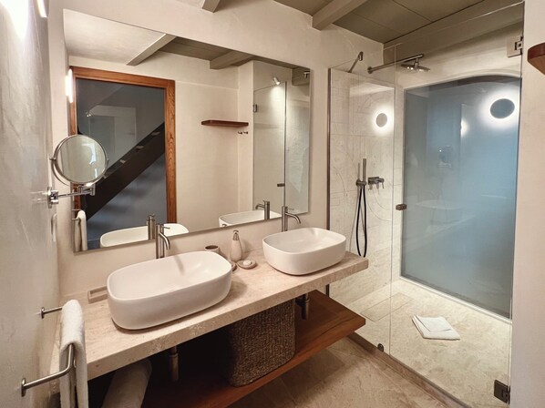 Suite-Estúdio | Casa de banho | Artigos de higiene pessoal grátis, um secador de cabelo, roupões 