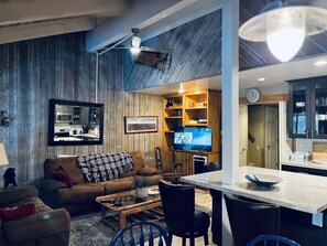 Newly Remodeled in 2020, Amazing Great Room/Kitchen! Sleeps 7 - Mammoth ...