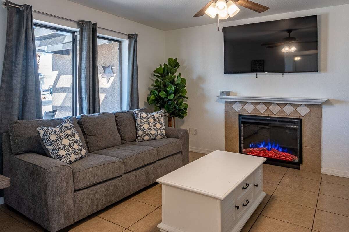 Lake Paradise Hot Tub Pool Firepit  Dog Friendly - Lake Havasu City, AZ