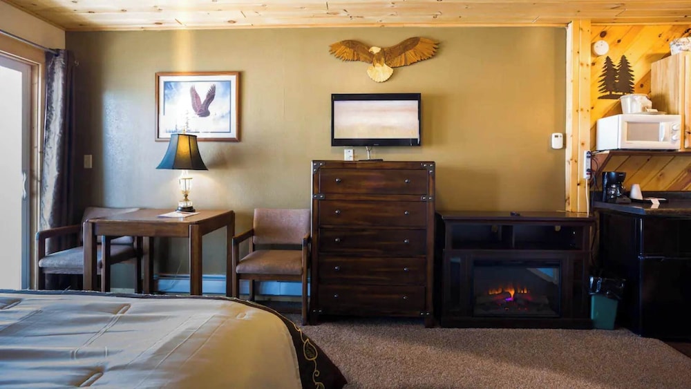 Beautiful Lake View In Room 15 - Woodland Vista - Curriers Lakeview Lodge - Rice Lake, WI