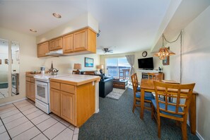 Apartamento em Condomínio Fechado, 1 cama king-size e sofá-cama (Waters Edge 404) | Interior