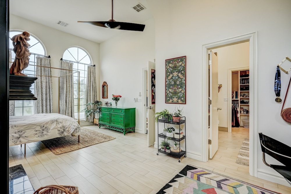 Historic Villa🚶1 Min From Lake Hefner🏊 Hot Tub 🎱Pool Table🐶friendly🎣fishing - オクラホマ・シティ, OK