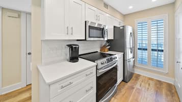 Apartamento em Condomínio Fechado, várias camas, piscina privativa, vista para o oceano | Cozinha privada | Um frigorífico, um micro-ondas, um forno, uma placa de cozinha