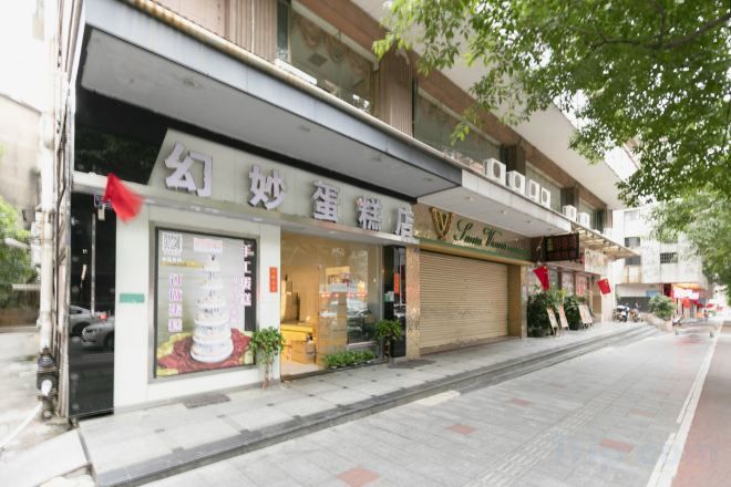 Fachada de loja com uma placa que diz 'Hua Mao Egg Shop' e um toldo fechado à direita.