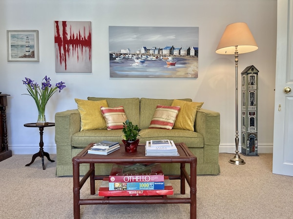 Charming, Light, And Bright Lower Ground Floor Apartment In Walmer - Deal