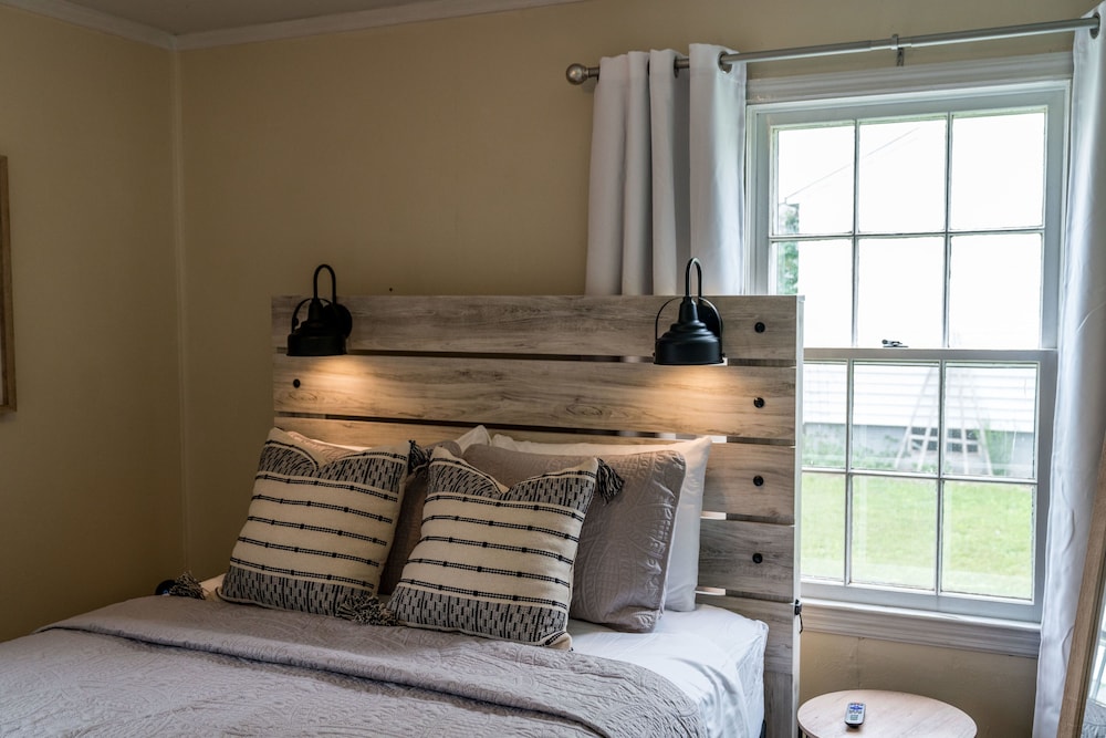 2 Bed, 1 Bath, Designated Workspace - Sturgeon Bay, WI