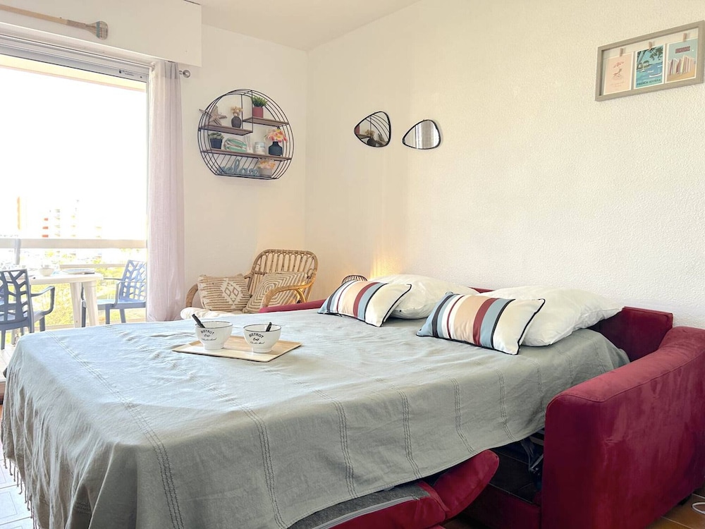 Cozy Studio With Parking & Terrace, Near Beach & Shops - Sleeps 3 - Le Lavandou