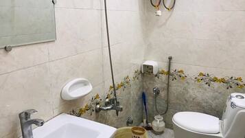 Uma banheira, artigos de higiene pessoal grátis, toalhas fornecidas