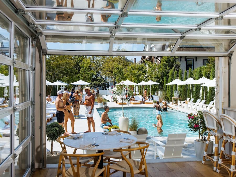 Piscina exterior sazonal, da(s) 10:00 à(s) 17:00, guarda-sóis