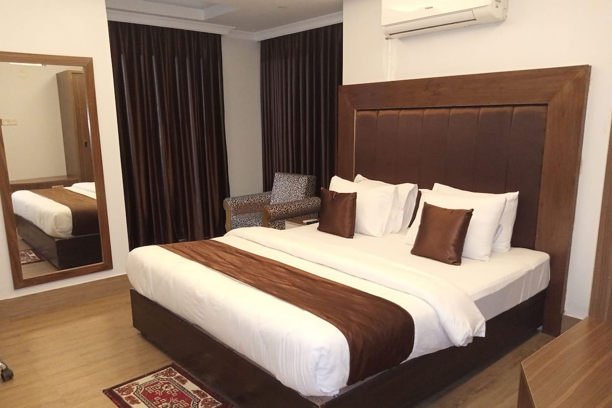 Quarto solteiro superluxo, 1 cama King | Edredons de pluma, camas Select Comfort, individualmente decorados
