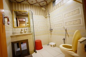 Quarto Duplo Deluxe | Casa de banho | Um polibã, artigos de higiene pessoal grátis, toalhas fornecidas 