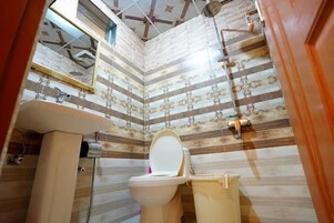 Quarto Duplo Deluxe | Casa de banho | Um polibã, artigos de higiene pessoal grátis, toalhas fornecidas 