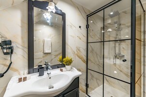 Quarto casal ou duplo superior | Banheiro | Chuveiro, produtos de toalete biodegradáveis, secador de cabelo