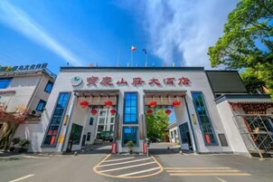 Um edifício com uma placa que diz 'Xiangfu Mountain Resort'.