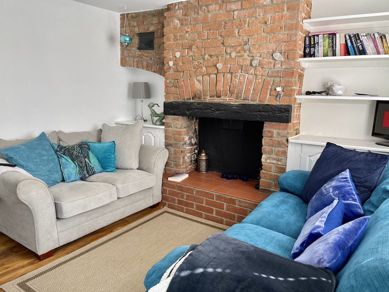 Charming Coastal Cottage Perfect For A Break By The Seaside, In Deal - Deal