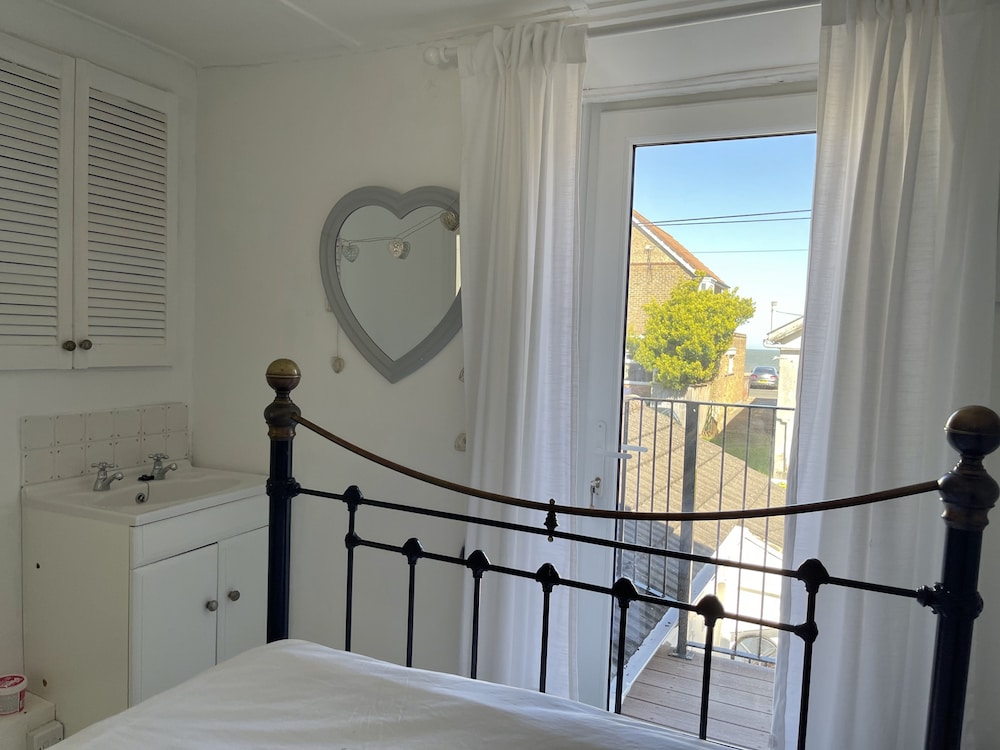 Charming Coastal Cottage Perfect For A Break By The Seaside, In Deal - Deal