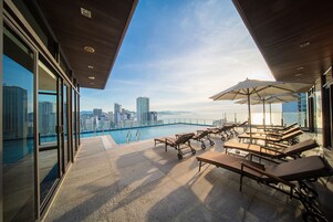 Piscina externa, funciona das 7h às 20h, guarda-sóis, espreguiçadeiras