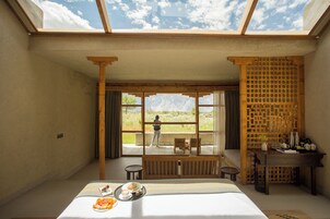 Quarto luxo | Camas com colchões de espuma com sistema de memória, cortinas blackout