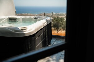 Uma banheira de hidromassagem com vista para o oceano.