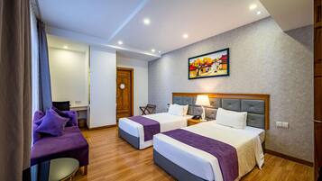 Quarto Individual Nobre | Minibar, cofre no quarto, com decoração personalizada